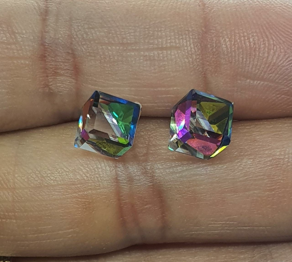 BRINCO DE PRATA CUBO CRISTAL FURTA-COR