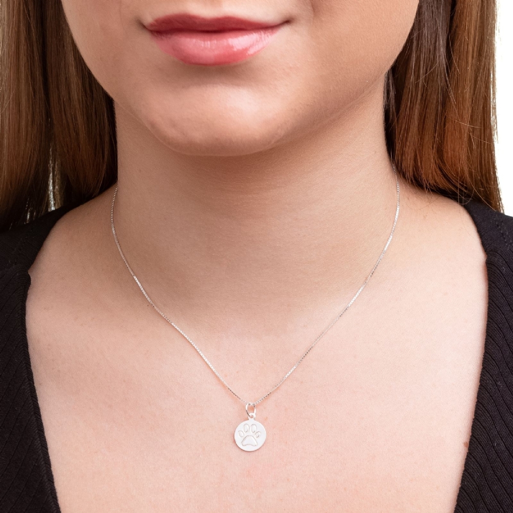 PINGENTE DE PRATA CHAPA LISA REDONDA COM PATINHA DESENHADA