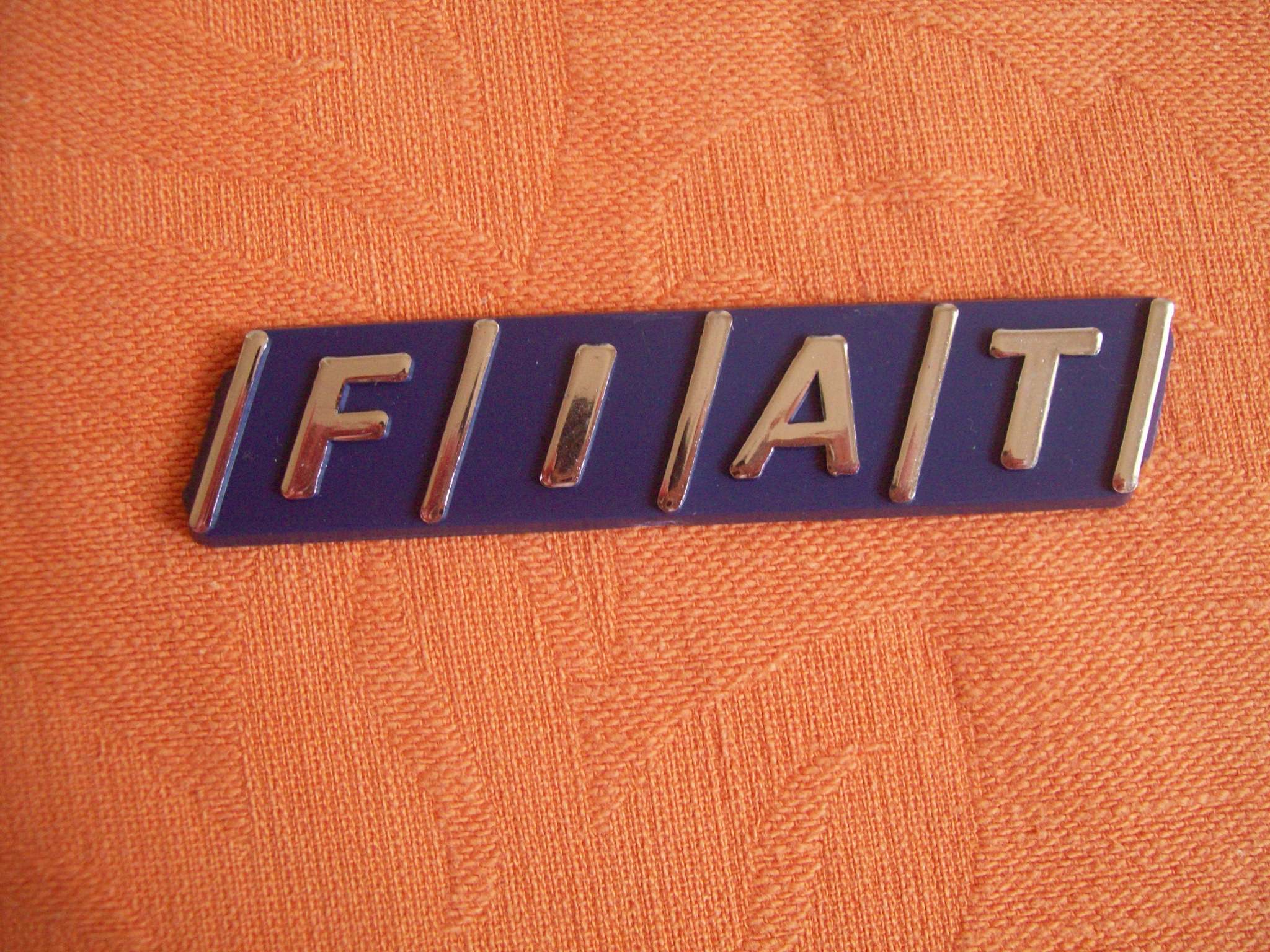 EMBLEMA FIAT ALTO RELEVO GRADE FAMILIA SPAZIO UNO 84/...