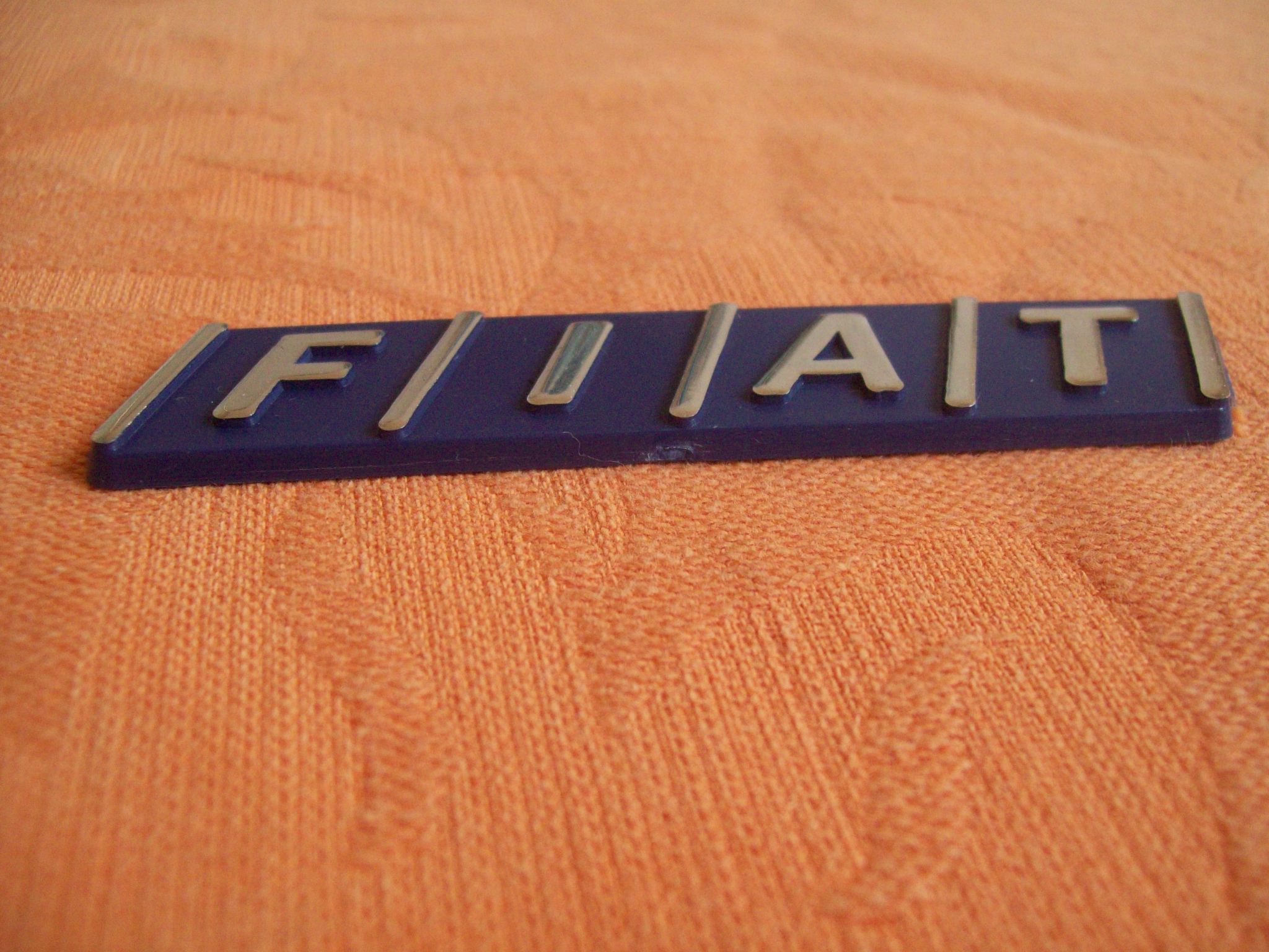 EMBLEMA FIAT ALTO RELEVO GRADE FAMILIA SPAZIO UNO 84/...